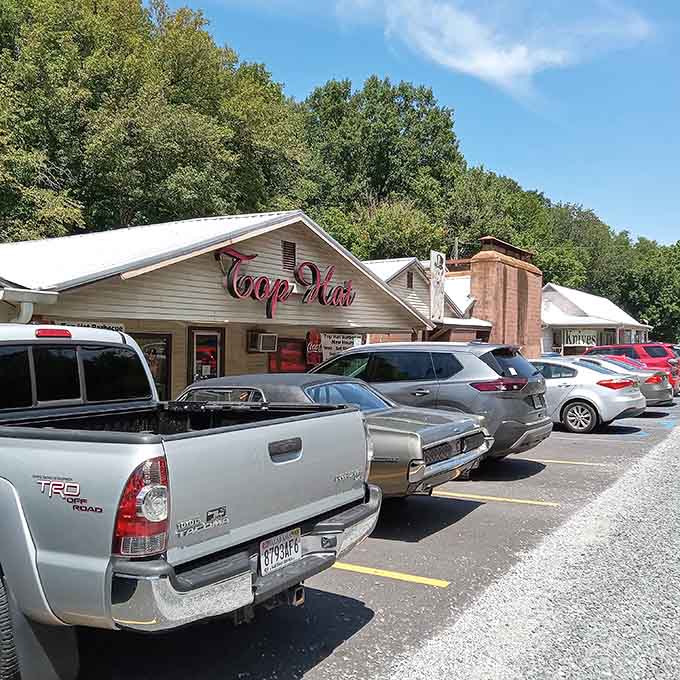 When the parking lot looks like this, you know you've found where the locals actually eat lunch.