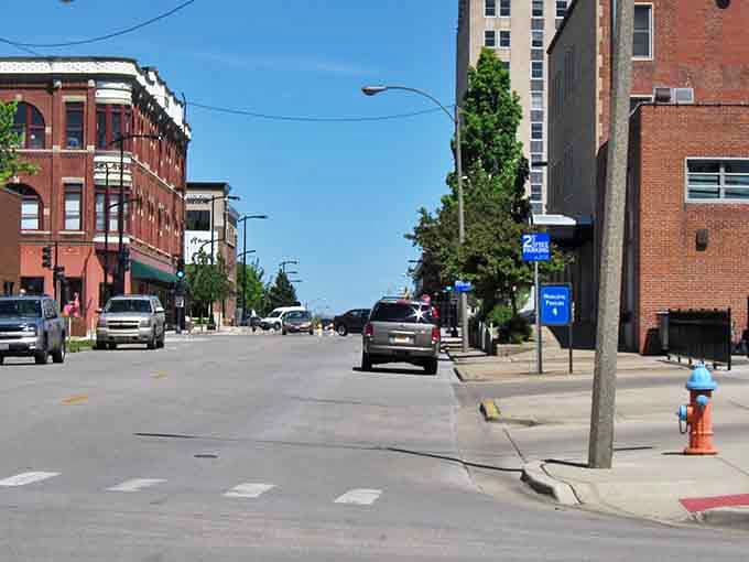 Wide streets and ample parking make navigating downtown Decatur stress-free—another small pleasure that adds to the city's affordable quality of life.