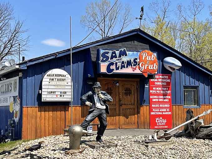 Even Elvis knows great seafood when he sees it, forever pointing hungry travelers toward their destiny inside.