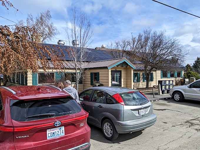 This unassuming culinary treasure draws a steady stream of vehicles piloted by cinnamon roll enthusiasts from across Washington.