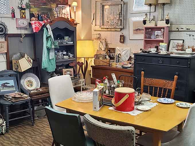 Mid-century modern meets farmhouse chic in a display that proves good design never really goes out of style completely.