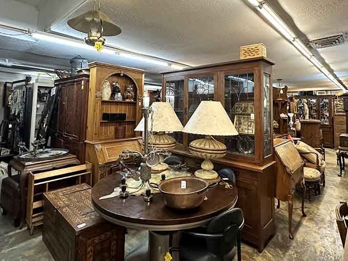 Treasure island alert! Wooden cabinets, vintage lamps, and that round table practically begging for family game nights or secret meetings of treasure hunters.