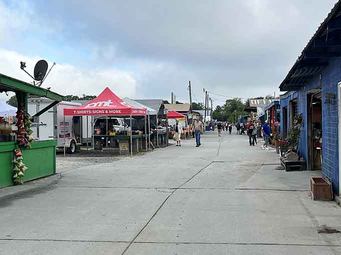 This long market walkway is pure temptation; &ldquo;just browsing&rdquo; lasts about thirty seconds here.