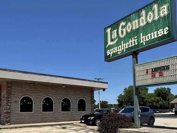 The La Gondola sign has been beckoning hungry travelers for decades, and that parking lot tells the story of its popularity.