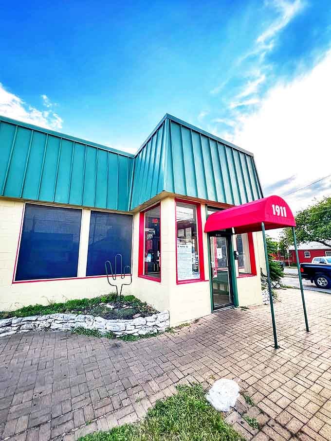 The unassuming green-roofed exterior of Enchiladas Y Mas stands as a beacon of hope for authentic Tex-Mex seekers amid Austin's sea of pretenders.