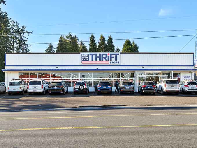 That full parking lot tells you everything you need to know about treasure hunting in Gladstone.