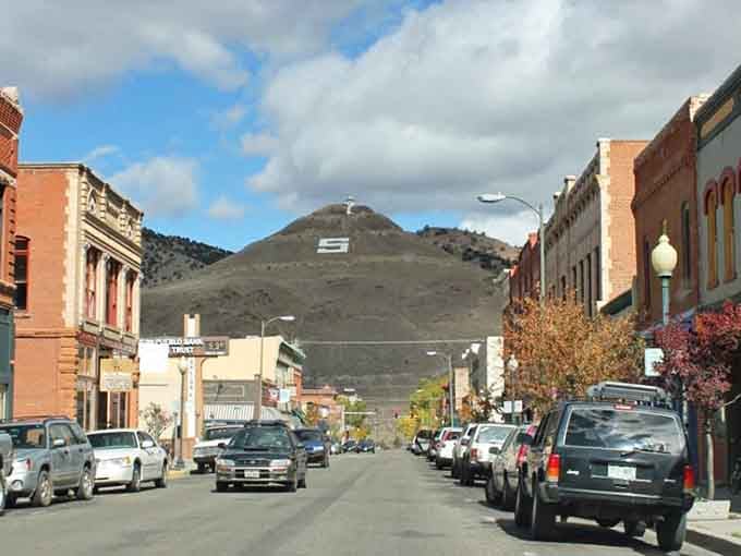 Those Victorian buildings framing the mountain backdrop prove that some architects really understood the assignment back then.