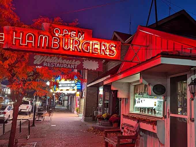 At night, the neon glow transforms this humble eatery into a Edward Hopper painting come to life&mdash;with better food and friendlier service.