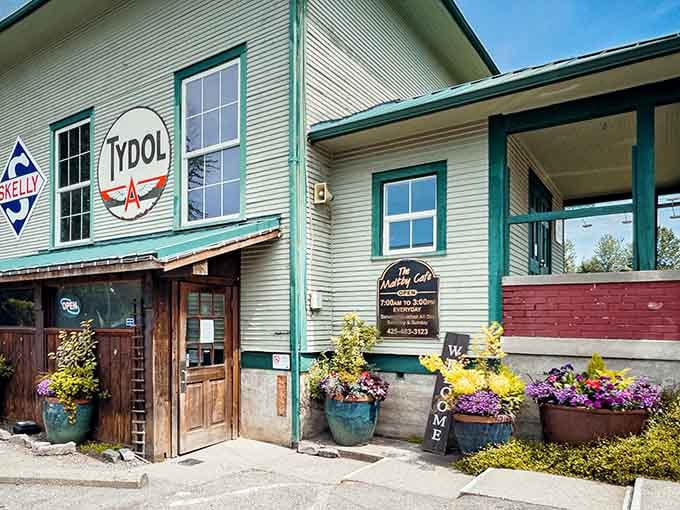 That vintage sign and old-school charm promise the kind of breakfast your grandparents would approve of wholeheartedly.