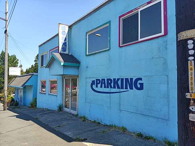 That bright blue exterior isn't shy about announcing Lincoln City's literary treasure trove to passing travelers.
