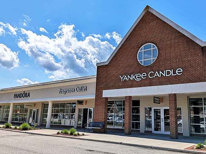 The distinctive colonial-inspired architecture of Williamsburg Premium Outlets welcomes shoppers with the promise of treasures within. Yankee Candle and Pandora stand ready for retail therapy.