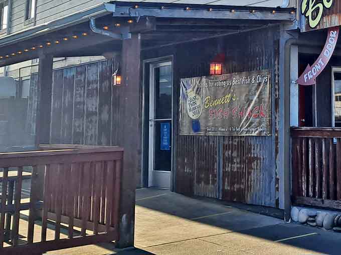 That weathered exterior isn't just for show; it's earned through years of feeding hungry coastal visitors serious seafood.