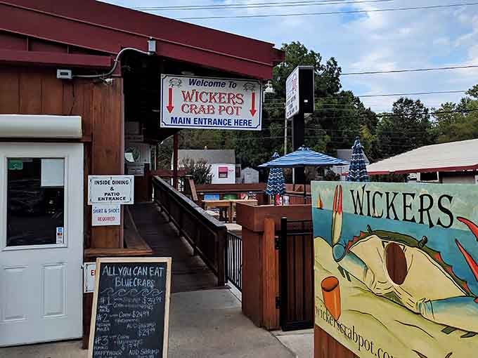 The welcoming entrance says it all&mdash;this isn't about fancy frills, it's about getting you to the seafood promised land as directly as possible.