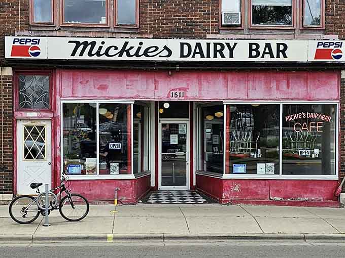 Classic diner architecture meets Monroe Street charm, where every morning feels like the good old days never left.