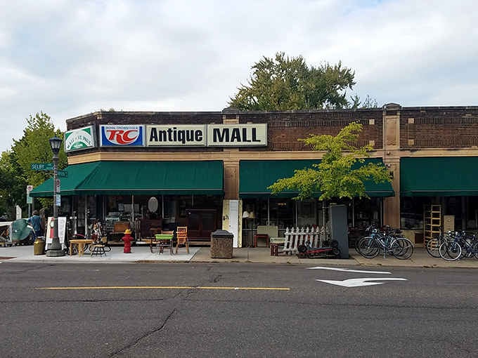 Those bicycles lined up outside tell you everything: people ride here, park, and lose track of time browsing vintage wonders.