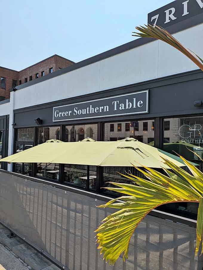 The storefront that's bringing Southern hospitality to Connecticut, one plate of fried chicken at a time.