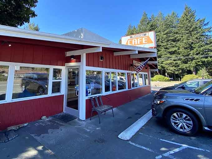 That classic red-and-white exterior isn't just charming, it's a beacon calling hungry travelers through the redwoods.