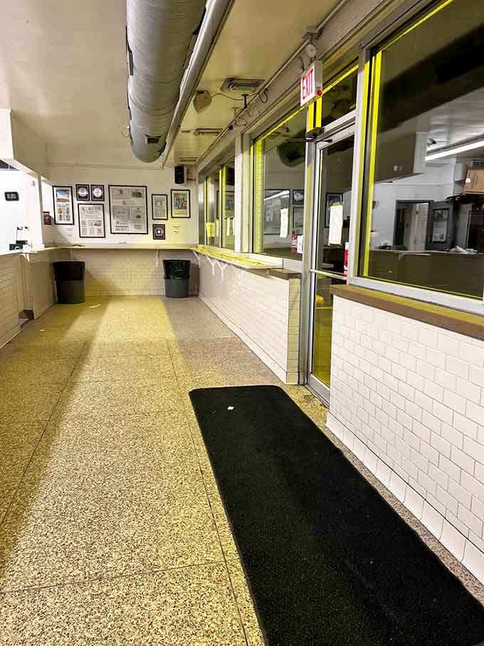 Clean, bright, and utterly unpretentious: this is where function meets flavor without any unnecessary fuss.