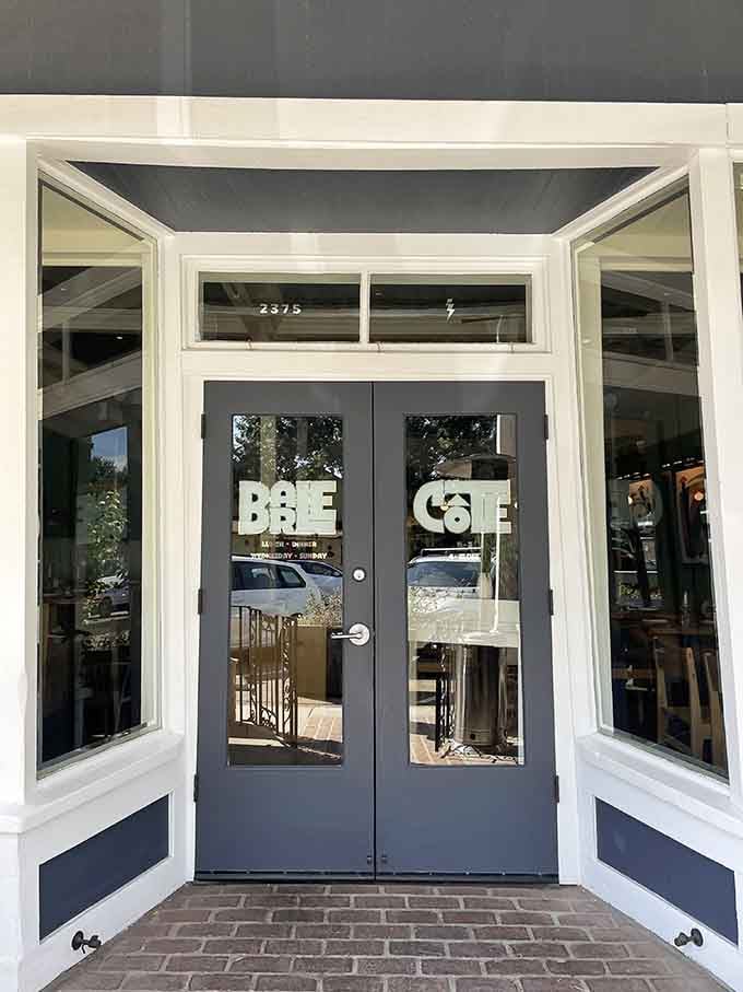 Bar Le C&ocirc;te brings a touch of French sophistication to wine country without any of the intimidation factor.