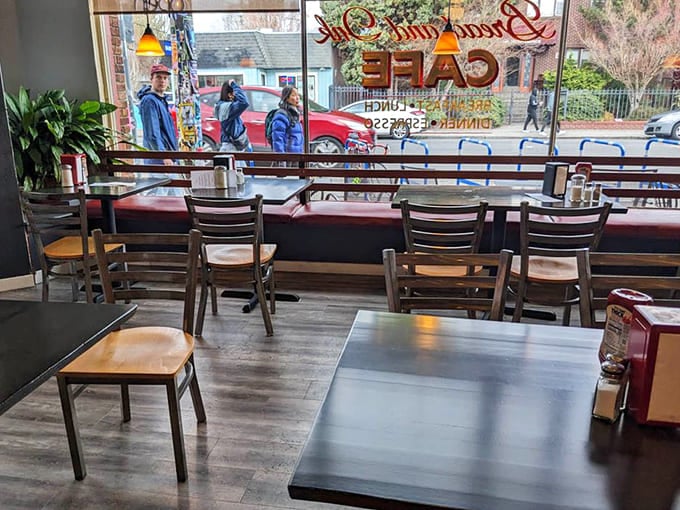 Window seats let you people-watch on Hawthorne while demolishing your waffle, the perfect Portland morning activity.