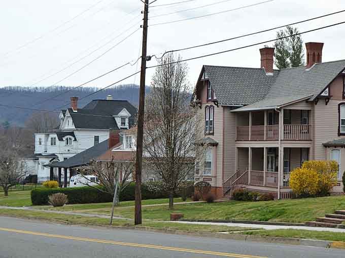 Victorian homes and mountain backdrops create a neighborhood straight out of a Norman Rockwell painting, honestly.