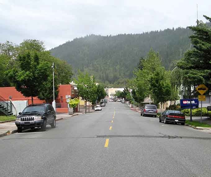 Tree-lined streets and mountain backdrops make even a mundane drive to the post office feel like you're starring in your own small-town movie.