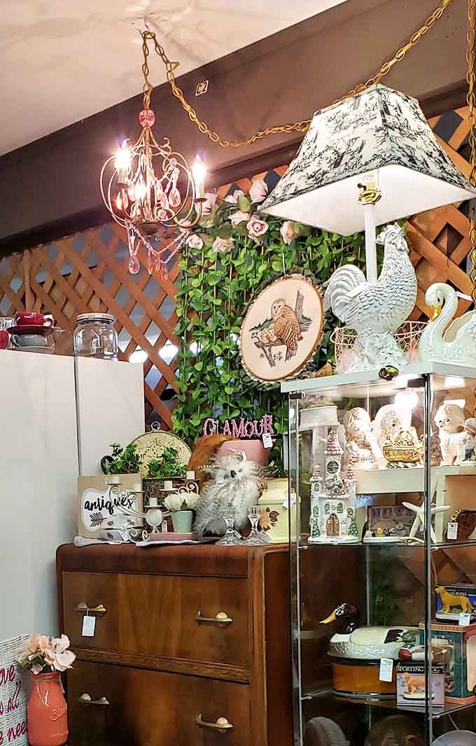 Vintage glamour in full bloom! This chandelier and decorative display would make even Marie Antoinette nod in approval.