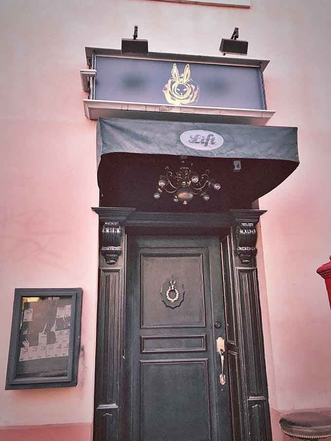 Stacked architectural details tower overhead, proving that sometimes the best restaurants make you look up in wonder.