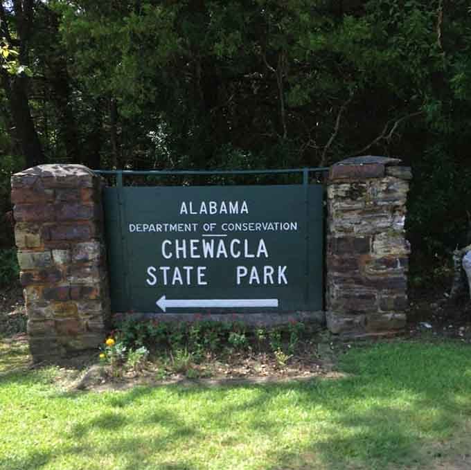 The welcome sign built with the same stone that makes this park so photogenic in every season.