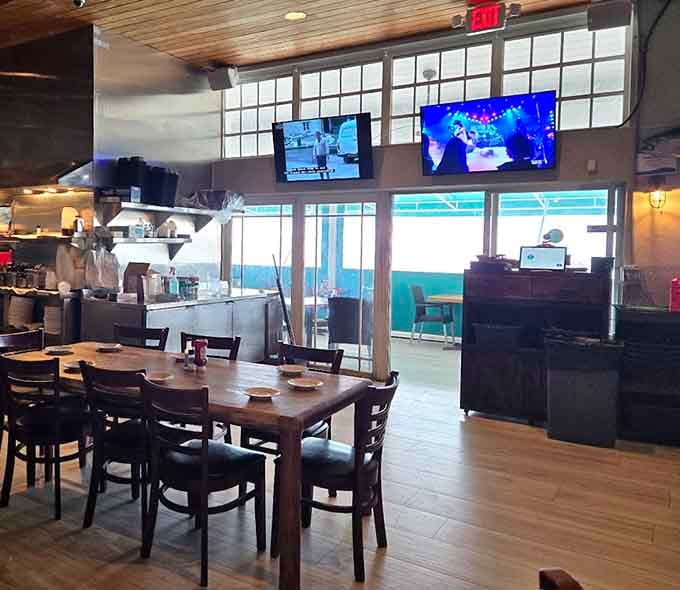 Linguine tossed in marinara sauce proves this oceanfront spot doesn't forget the landlubbers in the dining room either.