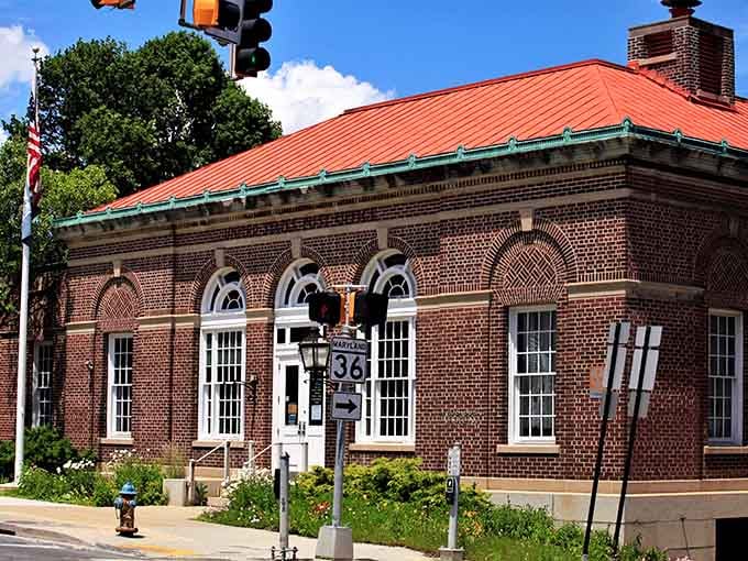 Even the post office building maintains that classic small-town charm, where mailing a letter feels almost nostalgic and pleasant.