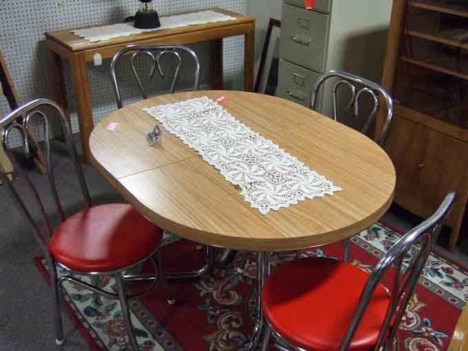 This chrome and formica dining set screams 1950s diner. Just add milkshakes and you're starring in your own episode of Happy Days.
