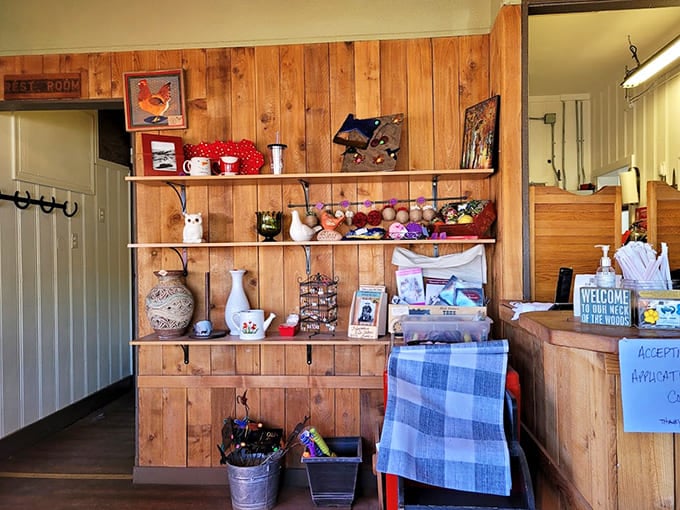 Local crafts and Western memorabilia line the shelves, turning breakfast into a genuine cultural experience without trying too hard.