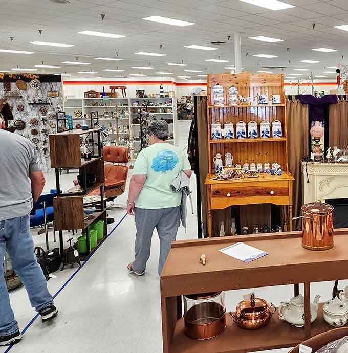 Wide aisles and endless booths mean comfortable browsing without that claustrophobic flea market shuffle we all dread.