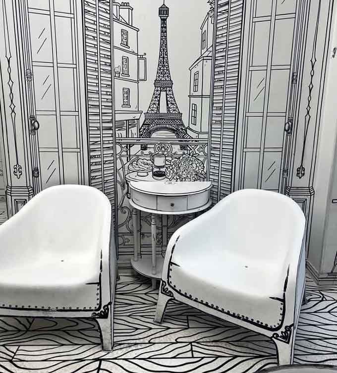 Even the waiting area features illustrated Parisian scenes, because why should any corner escape the artistic treatment?