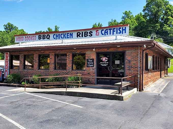 Smokey Que's promises wood-cooked BBQ, chicken, ribs, and catfish&mdash;basically all four food groups according to Southern nutritionists. Diet starts tomorrow!