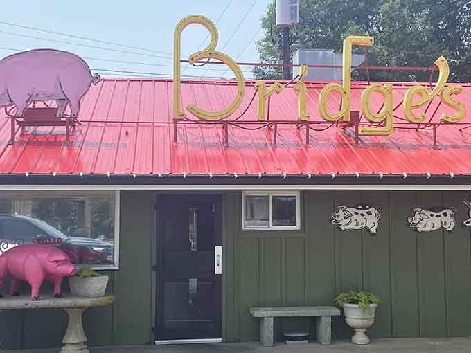 Pink pigs parade across the roof like a barbecue marching band, announcing deliciousness before you even park your car.