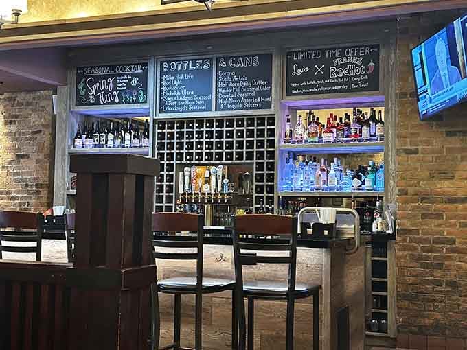 A well-stocked bar for those who need liquid courage before tackling deep dish mountains.