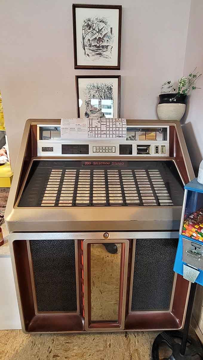 That vintage jukebox adds the perfect soundtrack to your meal, because nostalgia tastes better with the right background music.
