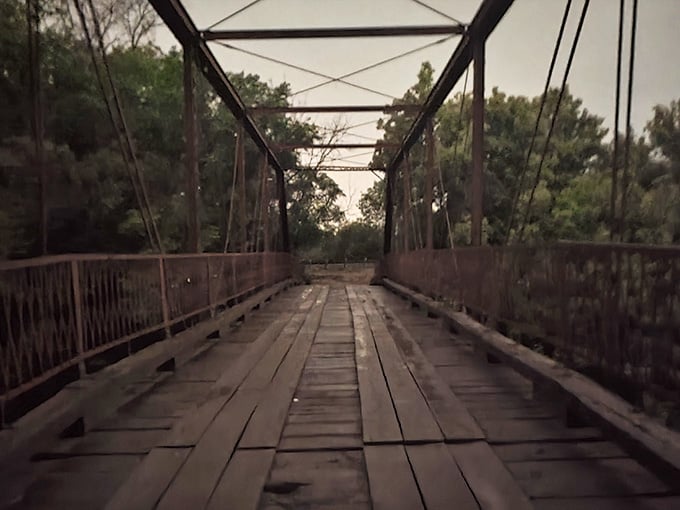 As dusk settles in, the bridge takes on that perfect spooky atmosphere that legend-seekers absolutely live for.