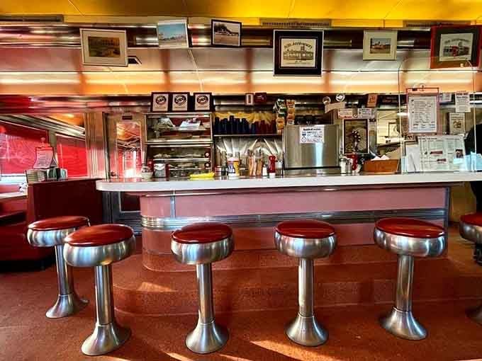 Counter seating: where solo diners become regulars, servers become friends, and you can watch short-order magic happen right before your eyes.