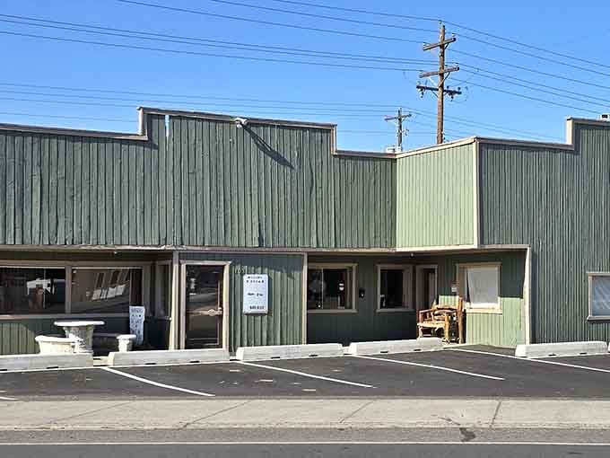 Simple, straightforward, and ready to serve—the kind of cafe where regulars outnumber tourists by design.