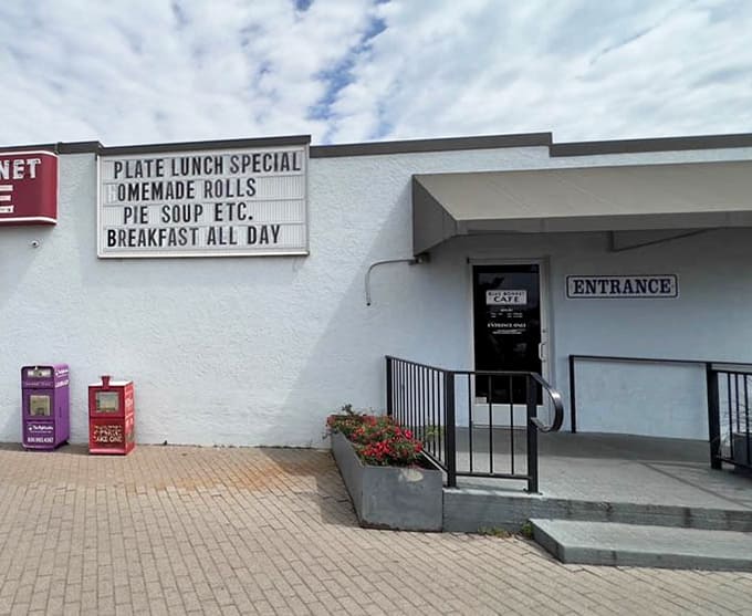 The entrance promises plate lunch specials and homemade rolls&mdash;basically, it's daring you not to come inside right now.