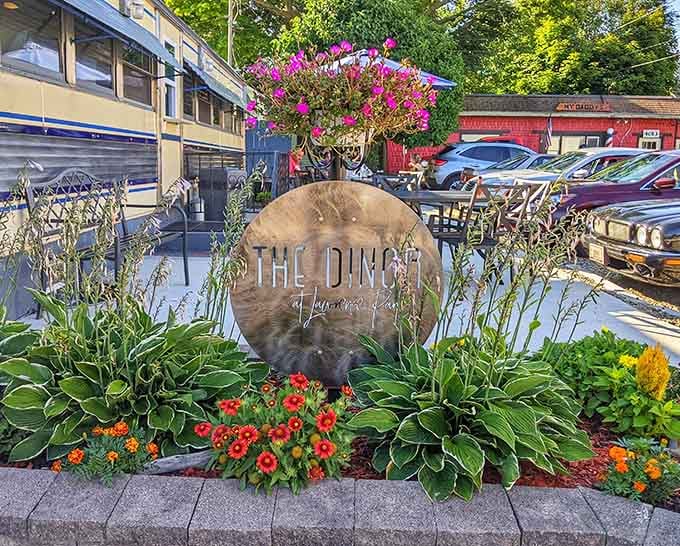 The Dinor sign welcomes you like an old friend, quirky spelling and all, because character matters more than perfection.