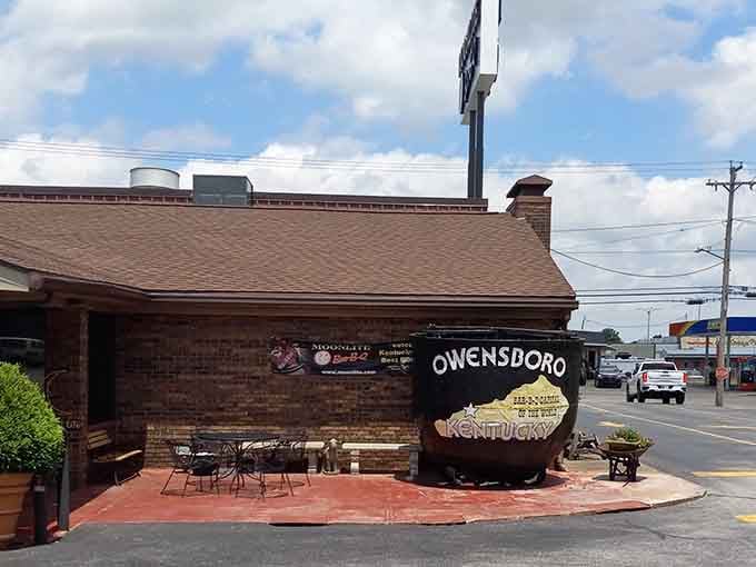 That outdoor pig sculpture has seen more barbecue pilgrimages than most tour guides see in a lifetime.
