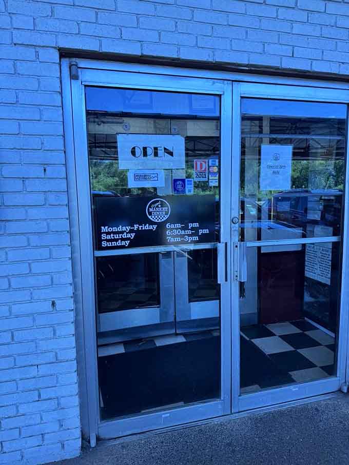 Those store hours on the door promise early morning starts and late afternoon finishes for maximum breakfast availability.