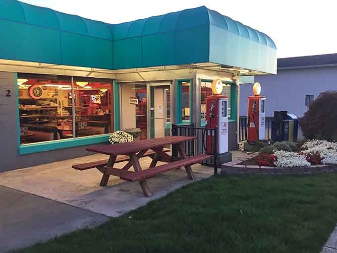 The outdoor picnic table offers al fresco dining with a side of people-watching&mdash;perfect for those "too nice to be inside" Washington summer days.