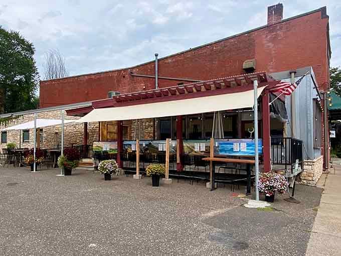 Outdoor dining under pergolas lets you savor meals while river breezes remind you that air conditioning isn't always necessary.