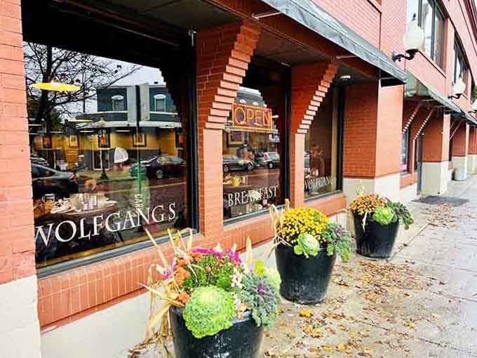 Planters bursting with autumn blooms and that glowing OPEN sign are basically waving you inside for the breakfast of your dreams.