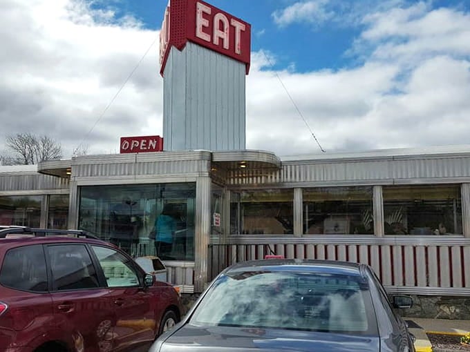 Even on cloudy days, this shining beacon of breakfast excellence brightens up the entire Dayville streetscape beautifully.